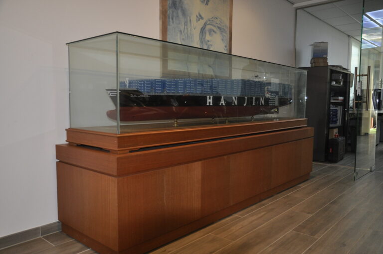 vanderkamp.com – Sale & Purchase of Ships and Offshore equipment